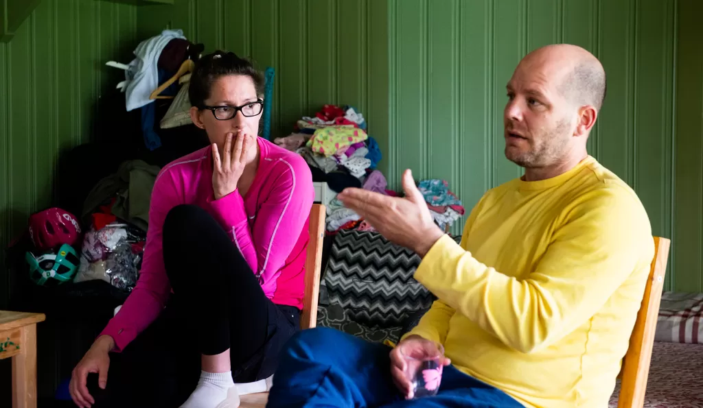 Maja og Simon har vært permittert i snart et år: – Mentalt tøft å leve ...